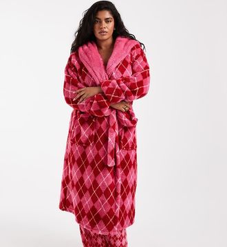 Loungeable Curve gem&uuml;tlicher Midi-Bademantel mit Kapuze in Pink und Rot mit Argyle-Karo-Rosa
