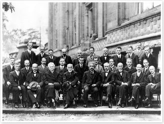 Posterlounge Fünfte Solvay-Konferenz, 1927 Poster 130 x 100 cm Schwarz-Weiß Wandbilder Wanddeko