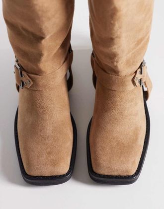 Public Desire Rooftop - Kniehohe Stiefel aus Wildlederimitat in Taupe mit Gurtzeugverzierung-Neutral