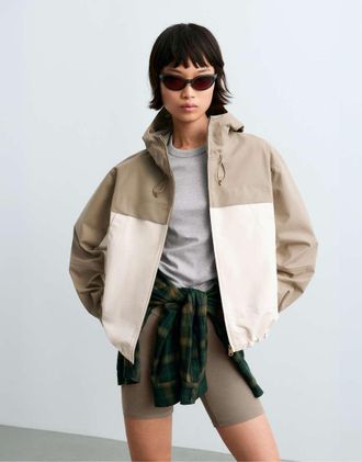 Oysho kurze technische Canvas-Jacke mit Colour-Block-Design in hellem Ecru-Neutral