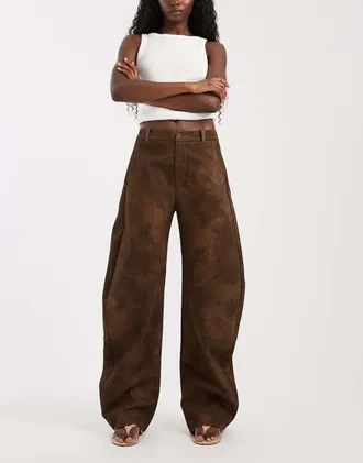 Free People Spotlight Barrel-Hose in Schokobraun