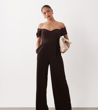 Forever New combinaison &agrave; &eacute;paules d&eacute;nud&eacute;es avec d&eacute;tail corset et jambes larges en chocolat-Rouge