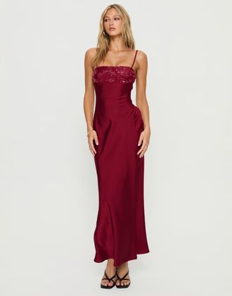 Princess Polly Engracia robe longue &agrave; col carr&eacute; en satin avec d&eacute;tails sequins et perles bordeaux-Rouge