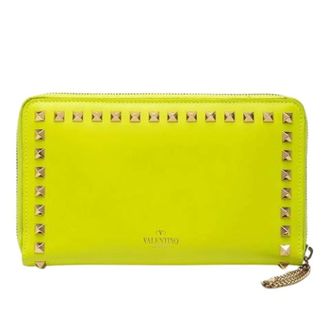 Valentino Portefeuille pr&eacute;-poss&eacute;d&eacute; clout&eacute; en cuir - Femme - Pre-owned - Jaune - Taille: ONE Size