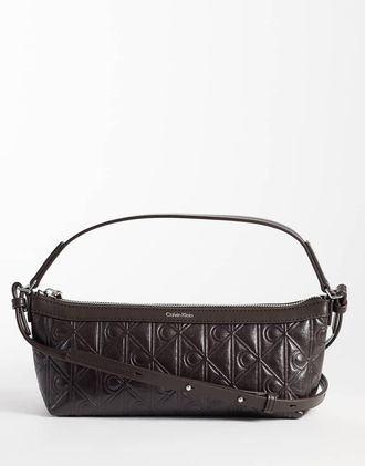 Calvin Klein Sac port&eacute; &eacute;paule estamp&eacute; avec bandouli&egrave;re textur&eacute;e effet froiss&eacute; - Marron chocolat