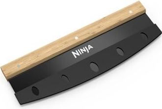 Ninja Pizza-Wiegemesser, offizielles Ninja-Zubeh&ouml;r, schneidet m&uuml;helos 30-cm-Pizzen, Griff aus 100% Holz, mit Klingenschutz, XSKROKCUTEUK, Schwarz/Silber
