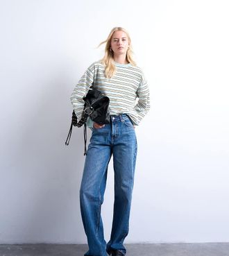 Topshop Tall Locker geschnittene Jeans in Mittelblau mit niedrigem Bund und Schnallenriemen