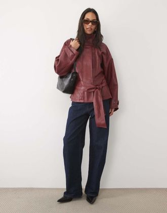 Mango Jacke aus Kunstleder mit Stehkragen und G&uuml;rtel in Beerenrot