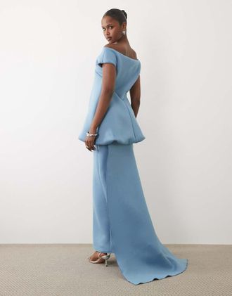 Asos Robe longue &agrave; encolure Bardot avec tra&icirc;ne et corsage bouffant - Bleu