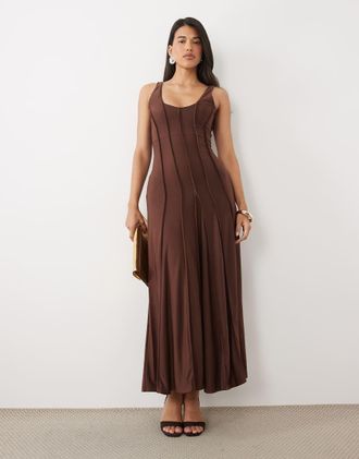 Asos Maxikleid mit U-Ausschnitt und sichtbaren N&auml;hten in Braun