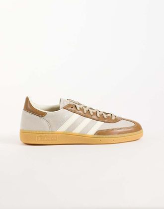 adidas Originals Handball Spezial baskets kaki et blanches &agrave; semelle gomme-Vert