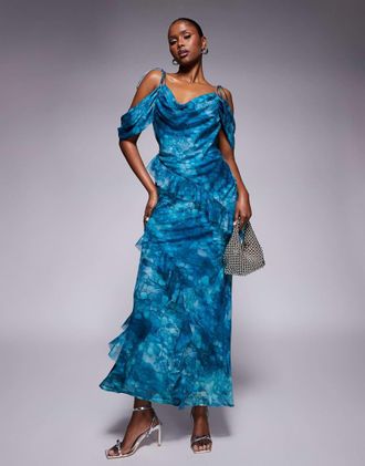 Asos Robe longue coup&eacute;e en biais &agrave; imprim&eacute; abstrait avec &eacute;paules d&eacute;nud&eacute;es et volants - Bleu-Multicolore