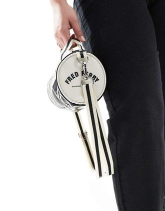 Fred Perry Fassf&ouml;rmige Miniseitentasche in Schwarz