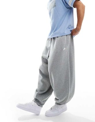 Nike Club - Pantalon de jogging oversize en tissu &eacute;ponge - Gris