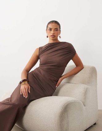 4th & Reckless doppellagiges, flie&szlig;endes Maxikleid mit Drapierung an der Taille, hohem Kragen und einem &Auml;rmel in Schokobraun