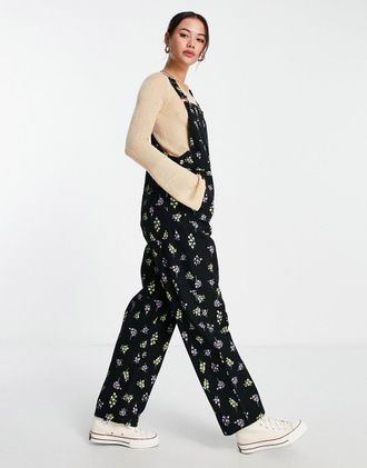 Monki Latzhose mit All-over-Blumenprint-Bunt