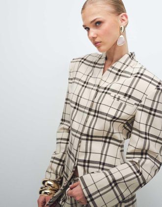 Asos Blazer crois&eacute; &agrave; col montant &agrave; carreaux - Cr&egrave;me-Blanc