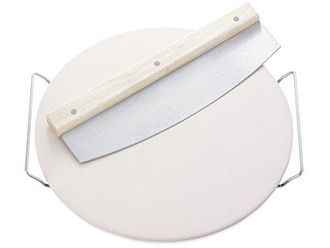 Leifheit Planche &agrave; pizza, Pierre &agrave; pizza pour four avec coupe-pizza, id&eacute;ale pour tartes flamb&eacute;es et pizzas, Plaque &agrave; pizza en c&eacute;ramique &Oslash; 33 cm pour des fonds 