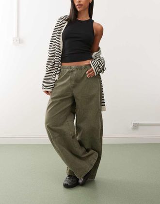 Weekday Hose in verwaschenem Khaki mit elastischem Bund und superweitem Bein-Grün