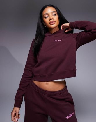 Nike Cropped Kapuzenpullover in Burgunderrot mit Logo-Schriftzug