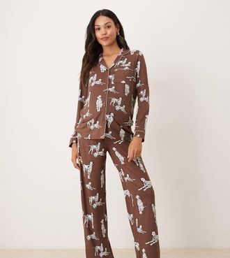Chelsea Peers Exclusivité - Chelsea Peers - Pyjama de grossesse à imprimé dalmatiens avec pantalon et chemise à revers et manches longues - Marron chocolat
