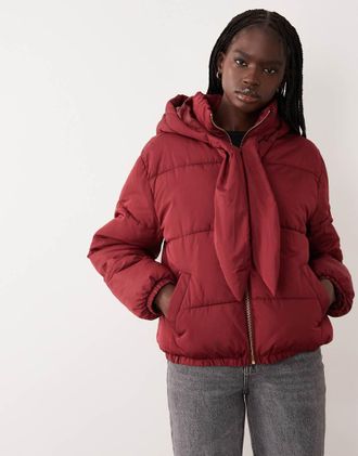 Miss Selfridge Steppjacke mit Bindehals in Weinrot-Braun