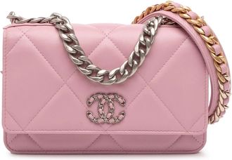 Chanel Hobo Bags - Quilted Lambskin 19 Wallet on Chain - Gr. unisize - in Gold - f&uuml;r Damen