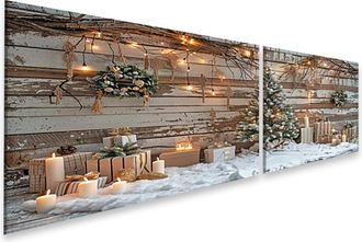 Islandburner Bild auf Leinwand Verschneite Weihnachtsszene geschm&uuml;ckter Baum Kerzen Kleiner Weihnachtsbaum vor Holzwand Bilder Wandbilder Poster