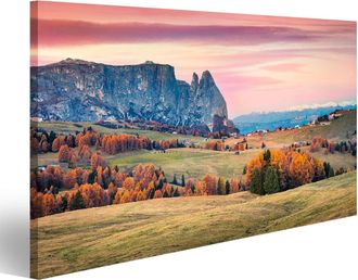 Islandburner Bild Bilder auf Leinwand Unglaublicher Sonnenaufgang auf der Seiser ALM mit sch&ouml;nen gelben L&auml;rchen und Schlern im Hintergrund. Bunter Herbstmorgen in 