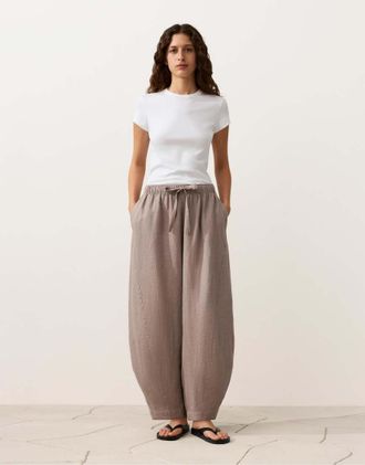 Oysho Ballonhose aus 100% Leinen in Taupe-Grau