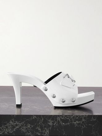 Versace Mules En Cuir Verni À Ornements - Blanc