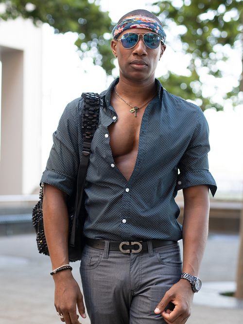 Streetstyle mit einem offen geknüpften Hemd, und einem Tuch als Haarband getragen.