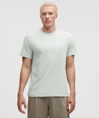 lululemon T-Shirt aus Bio- im Classic Fit f&uuml;r M&auml;nner - Gr&ouml;&szlig;e XS in Pelican