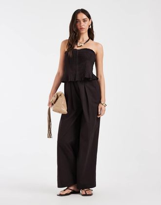 Asos Combinaison bandeau en lin et coton avec corsage &agrave; plis serr&eacute;s - Marron chocolat