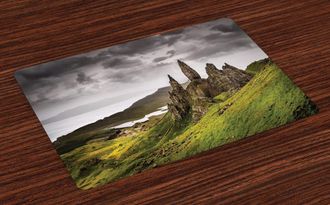 Abakuhaus Schottland Platzmatten, Landschaftsansicht von Old Man of Storr Felsformation trüben Wetter und Düsteren Himmel, Waschbare Stoff Esszimmer Küche Tisch