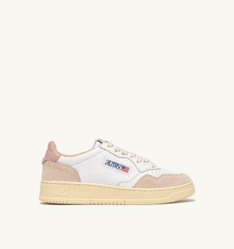 Autry BASKETS MEDALIST LOW EN CUIR BLANC ET POWDER ET DAIM BEIGE