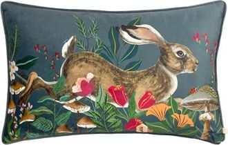 furn. Wylder Nature Wild Garden Spring Hase Velvet Piped Pushion Cover