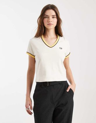 Fred Perry T-Shirt in Ecru mit paspelierten N&auml;hten, Logo und V-Ausschnitt-Neutral