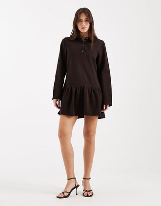 Asos Robe courte en jean &agrave; taille basse et manches longues - Marron-Brown