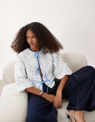 Sister Jane Sister Jane - Dalarna - Blouse en coton &agrave; petites fleurs avec col en broderie anglaise et d&eacute;tail noeud - Blanc