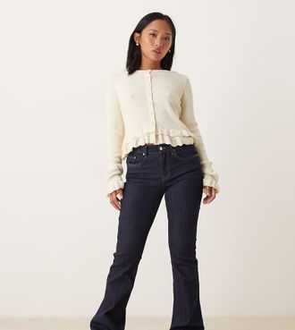 Gina Tricot Gina Tricot Petite - Bootcut-Jeans in dunkler indigoblauer Waschung mit niedrigem Bund