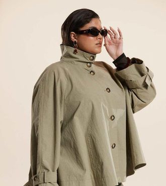 Asos Curve ASOS DESIGN Curve - Trench-coat style cape au dos avec col chemin&eacute;e - Olive-Vert