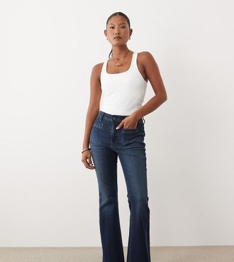 Good American Petite - Jean &eacute;vas&eacute; &agrave; taille haute en tissu doux - Bleu fonc&eacute; d&eacute;lav&eacute;