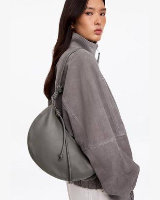 Arket Halbmondf&ouml;rmige Ledertasche -Grau