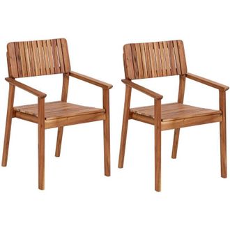 Beliani Gartenstuhl 2er Set Hellbraun Akazenholz mit Armlehnen Hohe R&uuml;ckenlehne Lattenoptik Stapelbar Runstikales Design Outdoor Terrasse Garten