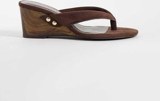 Glamorous Zehenstegsandalen aus Wildlederimitat in Braun mit Keilabsatz