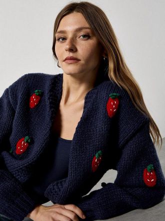 Apricot Cardigan Grobe Strickjacke mit Erdbeerstickerei