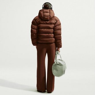 Nike Outdoorjacke W NK TF SYN CLSSC JKT sportlicher Schnitt, in den Gr&ouml;&szlig;en XS bis XXL erh&auml;ltlich