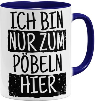 OM3 lustige Statement Kaffee-Tasse mit Spruch - Ich bin nur zum P&ouml;beln hier - freche Spruchtasse - Keramik Becher - 325ml - Beidseitig Bedruckt - Dunkelbl