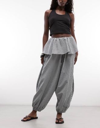 Asos Ballonhose mit Rock-Overlay-Detail in Schwarz-Wei&szlig;-Karo-Multi